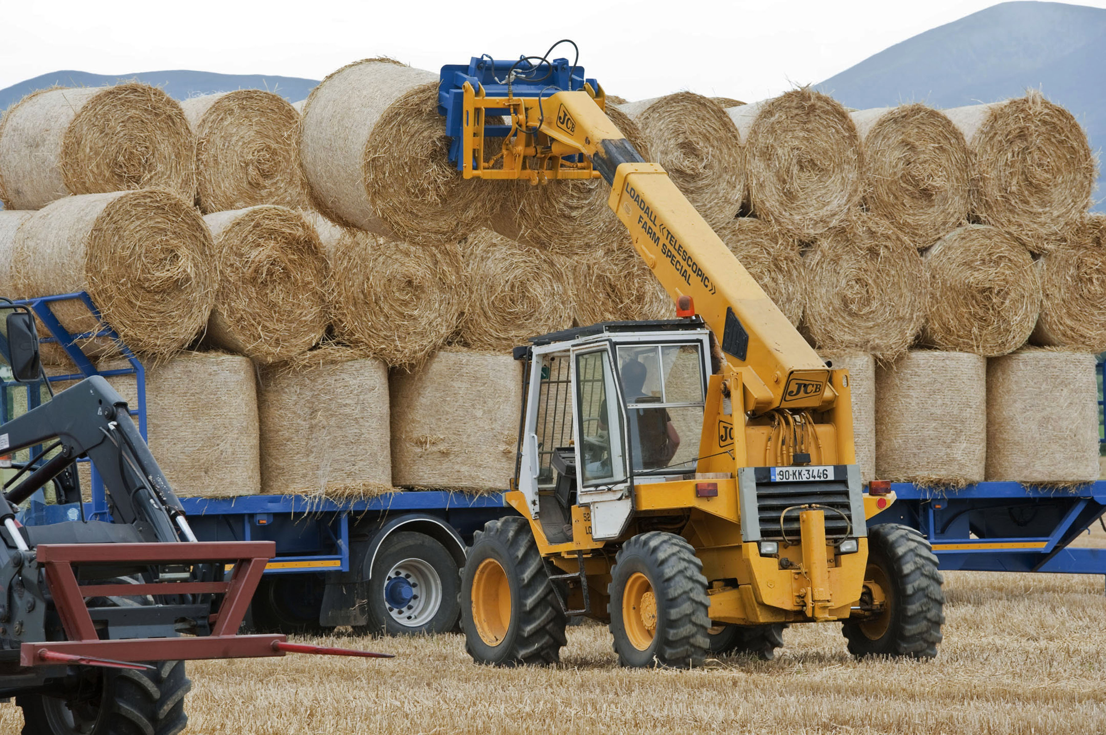 Here's the official rules for transporting bales on the road - Agriland.ie