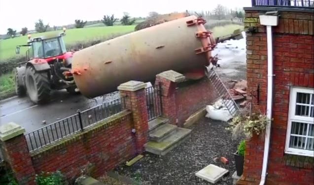 Video: Dramatic footage of slurry tank crashing through a garden wall ...