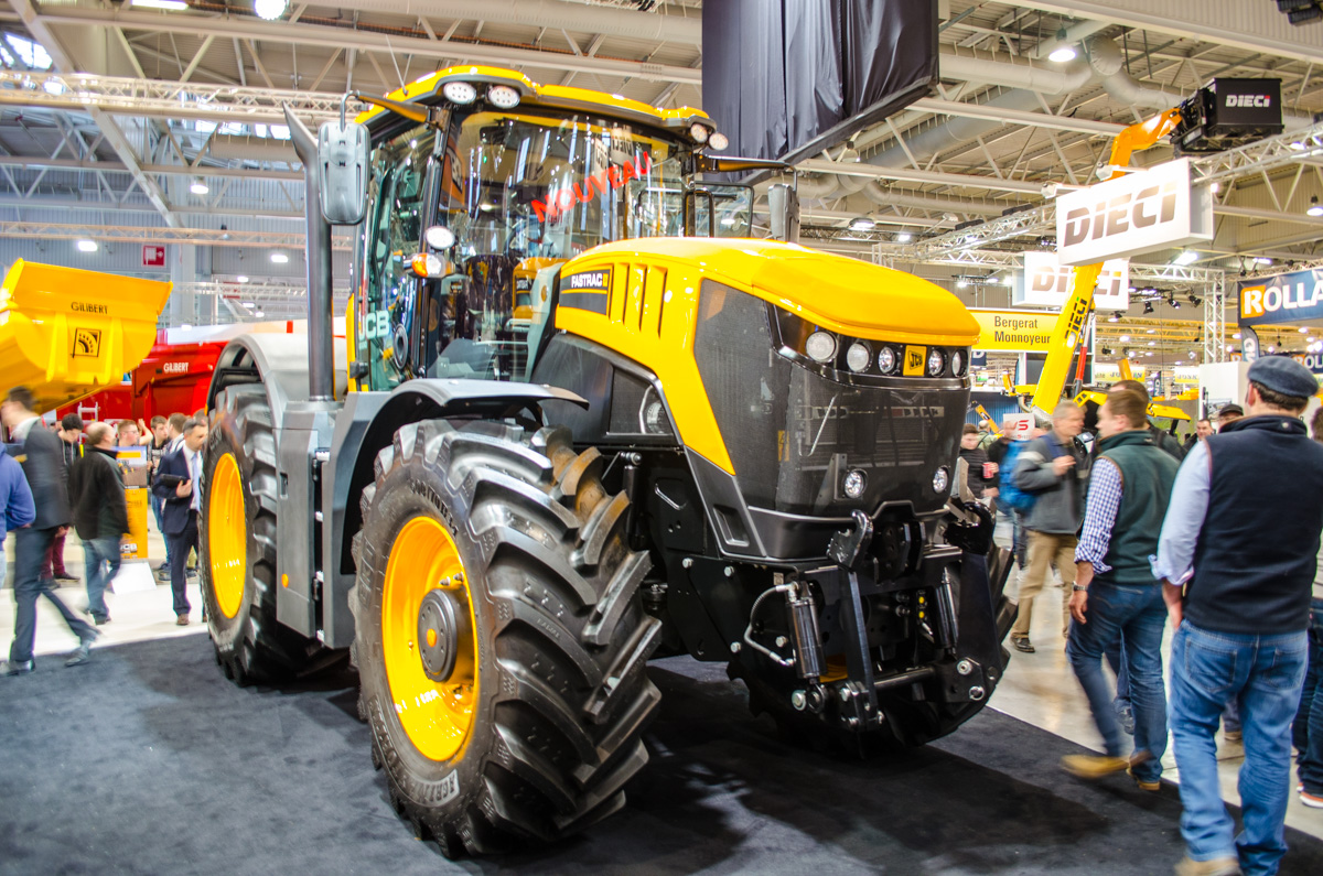 Giant Fastrac adds to JCB's accolades at SIMA 2017 - Agriland.ie