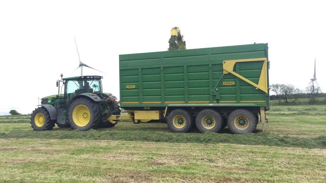 Country Living: Pics: Deere fleet tackles into silage campaign in ...