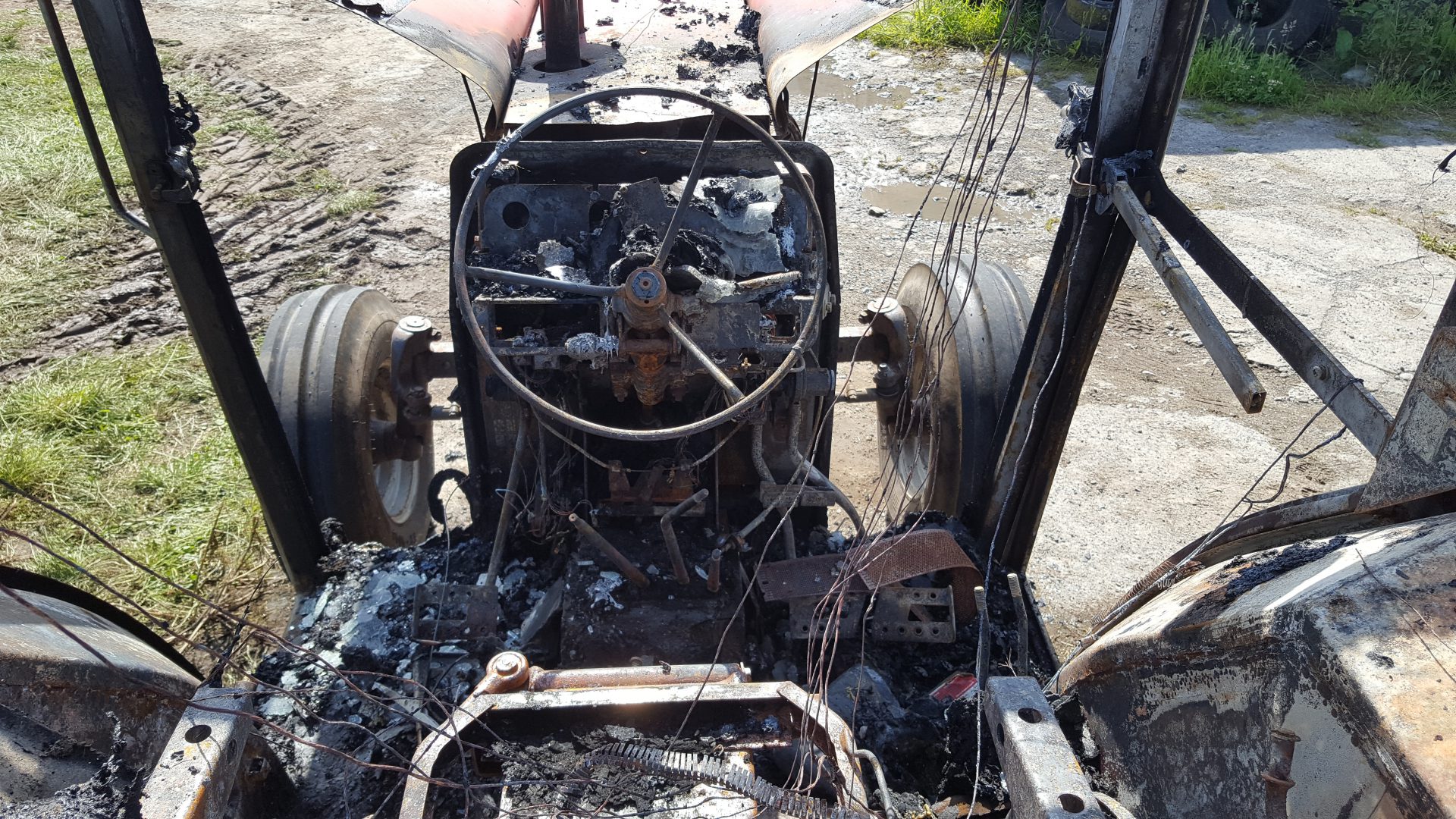 Pics: Tractor engulfed in flames while drawing in bales - Agriland.ie