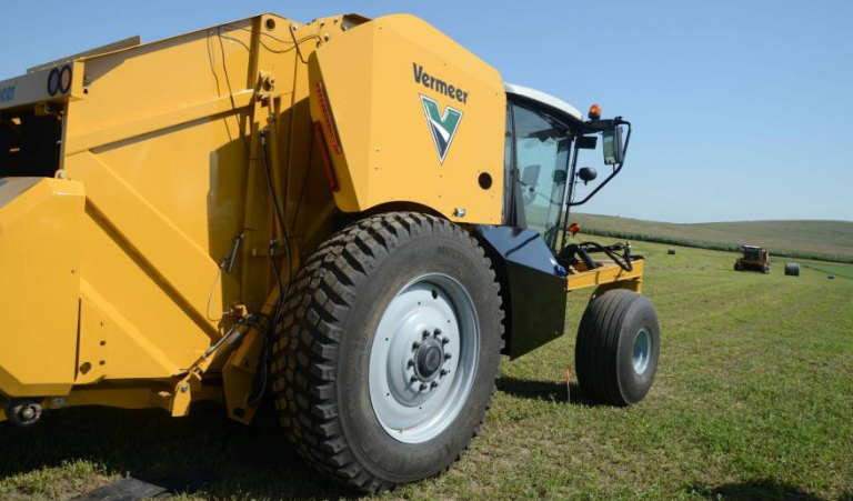 Self-propelled round baler moves on...to maize stalks - Agriland.ie
