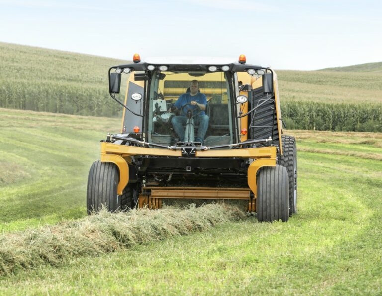 Self-propelled round baler moves on...to maize stalks - Agriland.ie