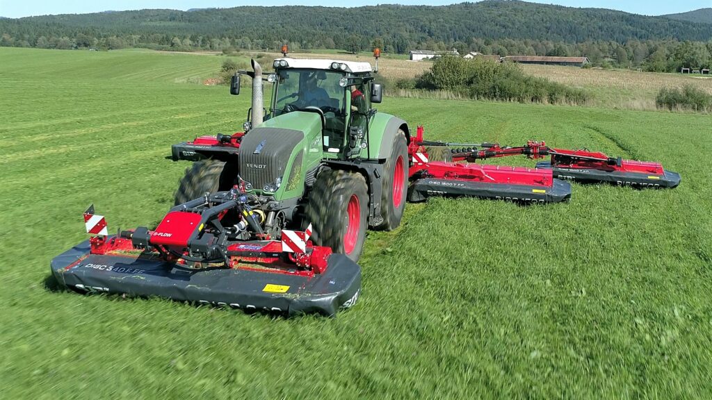 Giant new mower-conditioner can cut up to 50ac/hour - Agriland.ie