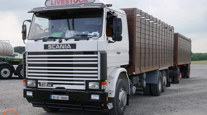 Nostalgic livestock lorry flies flag for farming at 'Full of the Pipe ...