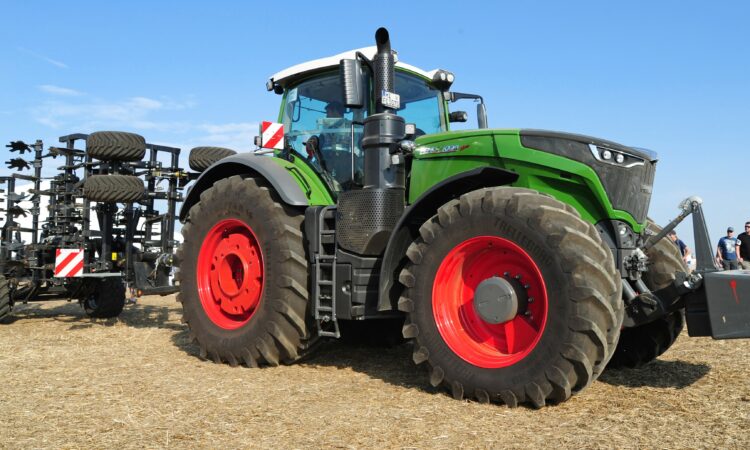 120 tractors in a show of force at Fendt 'field day' - Agriland.ie