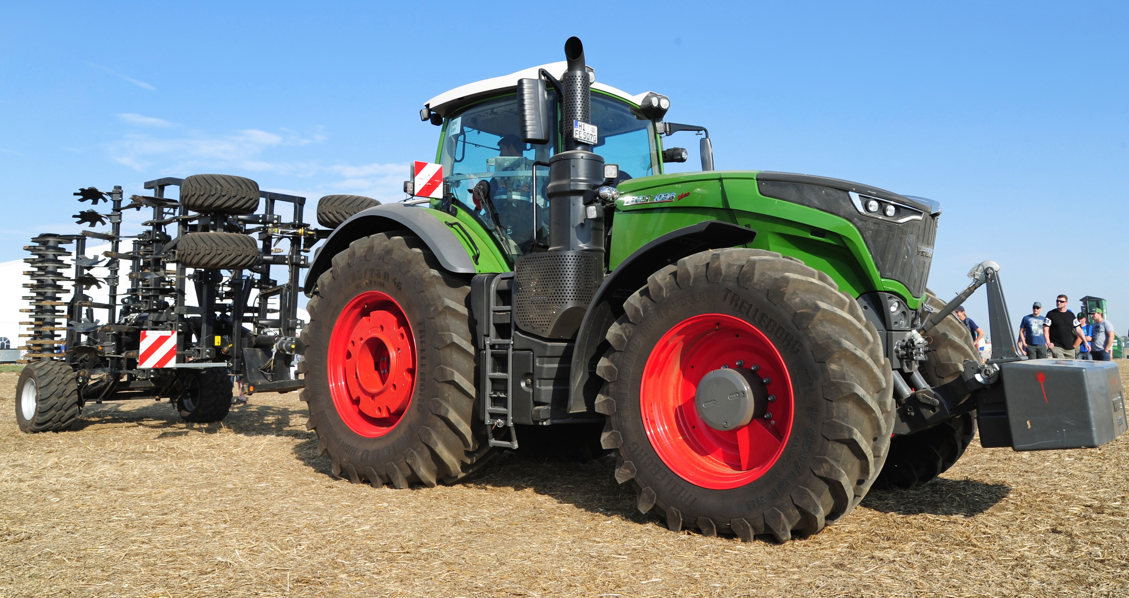 120 tractors in a show of force at Fendt 'field day' - Agriland.ie