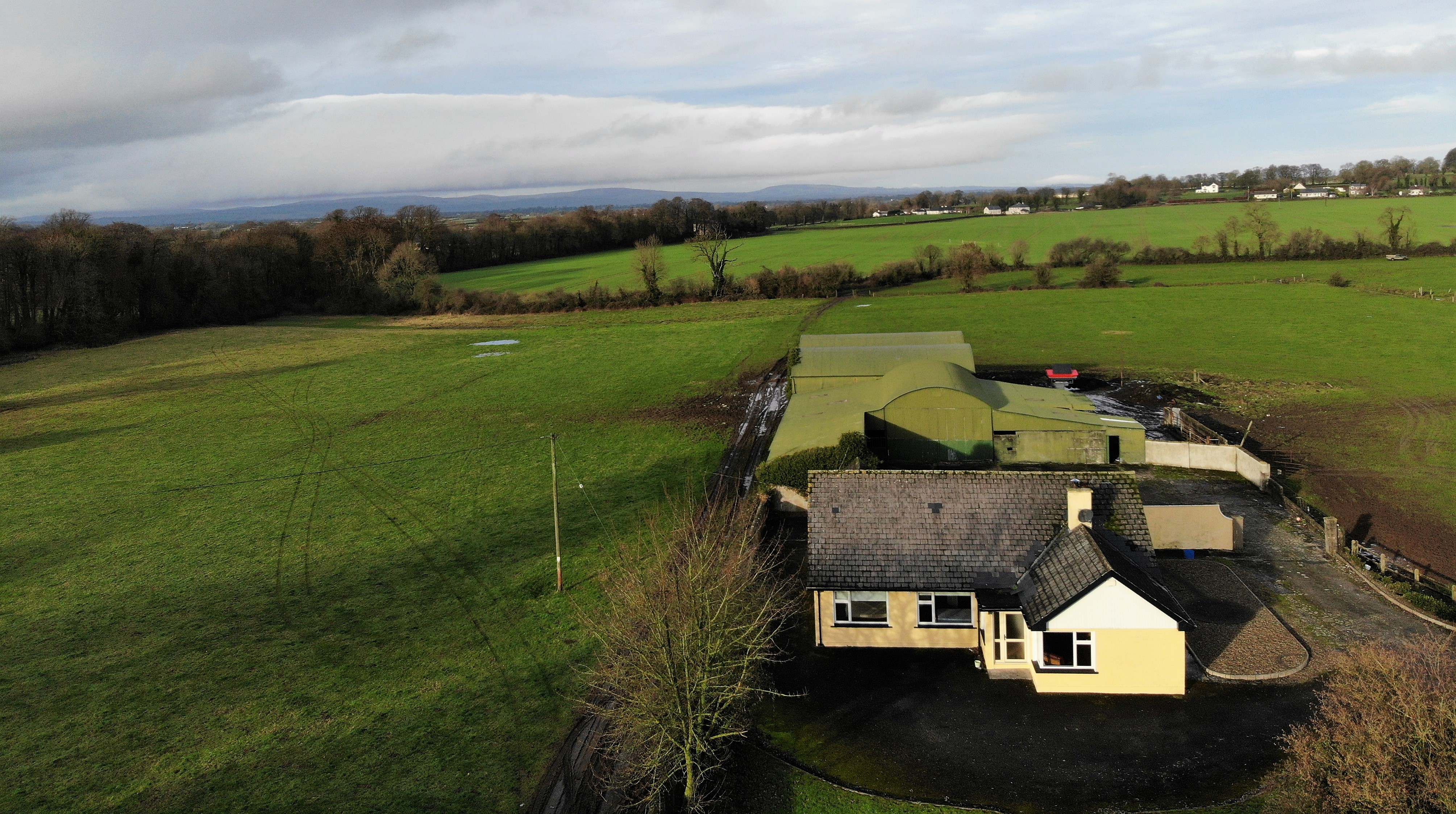 Picturesque residential farm on 49ac laid out in permanent pasture ...