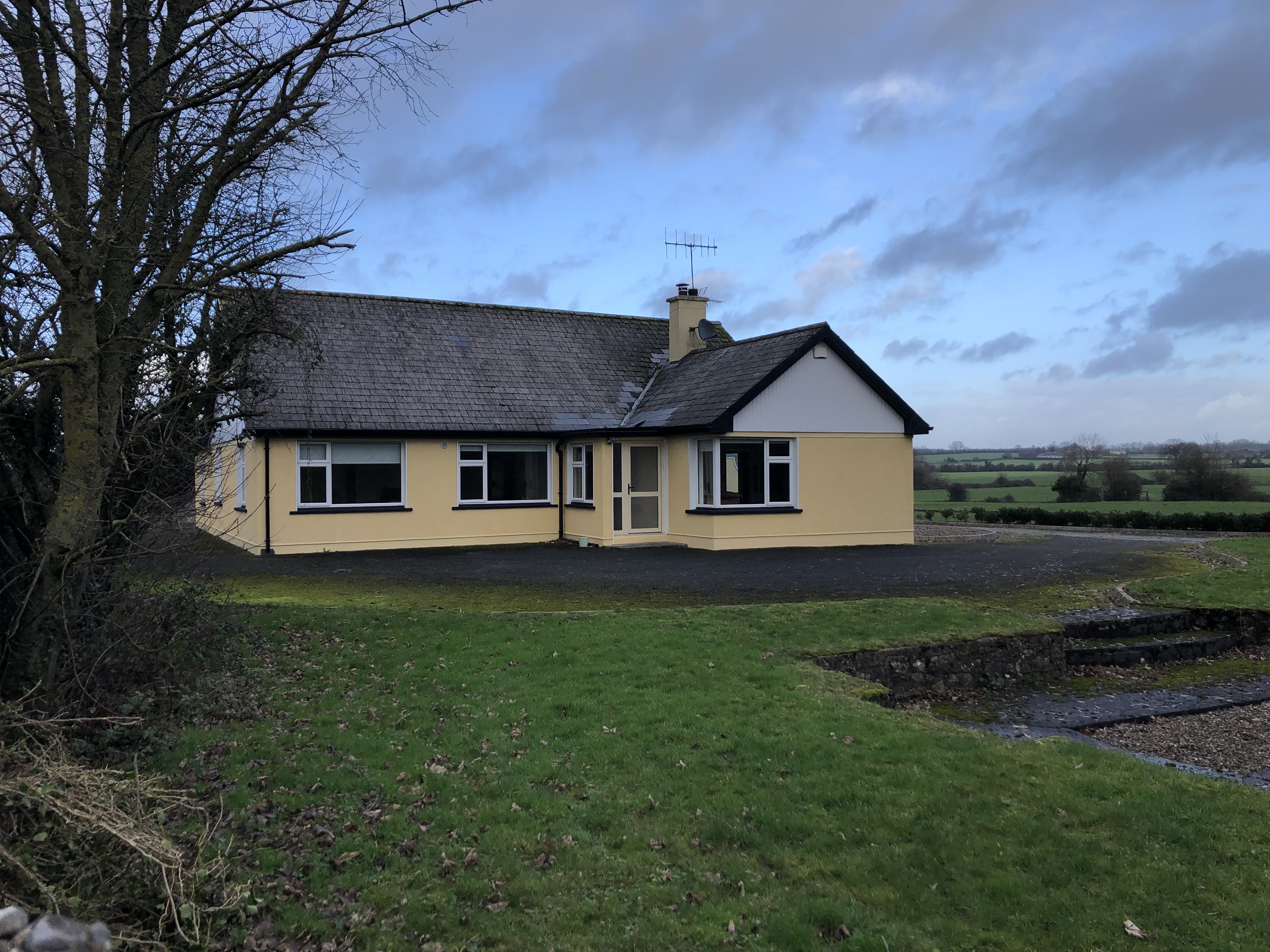 Picturesque residential farm on 49ac laid out in permanent pasture ...