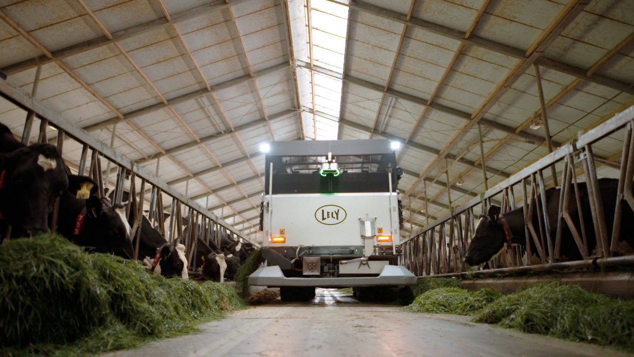 Pics: First 'fully autonomous' zero-grazing machine unveiled - Agriland.ie