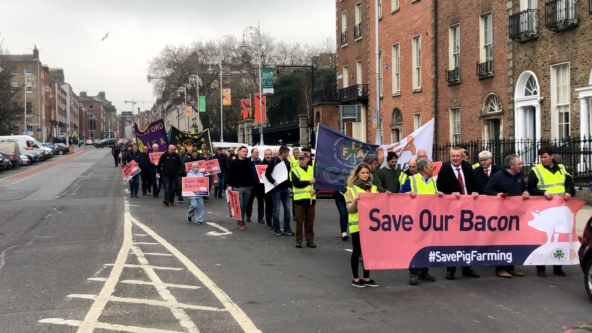 Agriland covers IFA pig protest at government buildings - Agriland.ie
