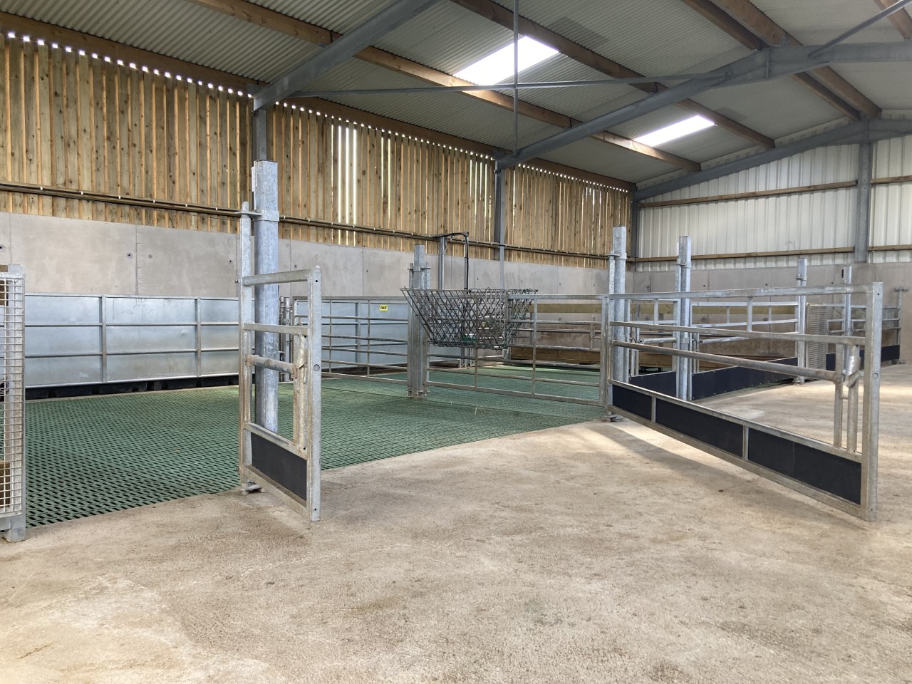 Buildings Focus: 4-bay slatted sheep shed with handling unit in Kerry