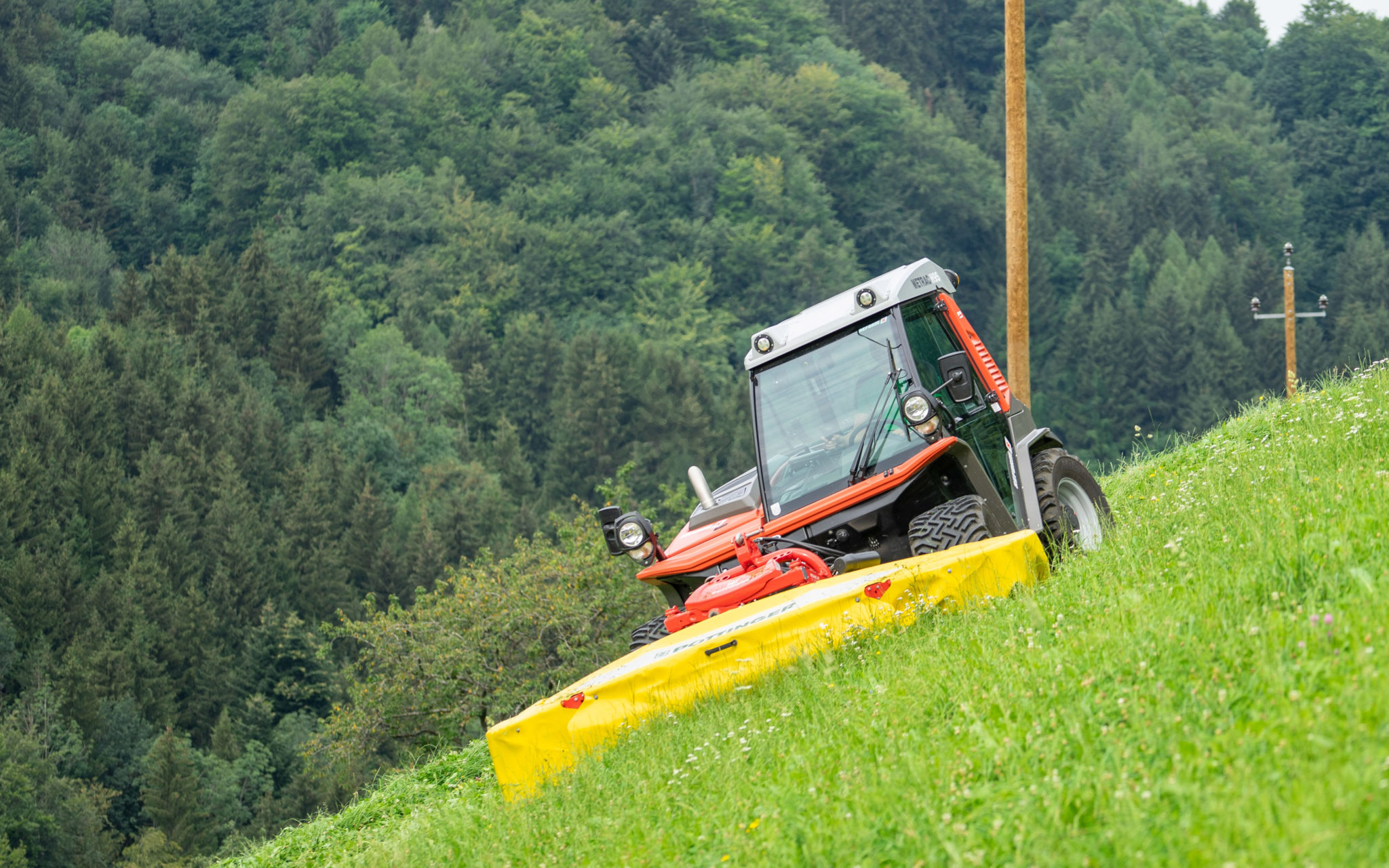 Flexible rake with Curvetech steering from Pottinger - Agriland.ie