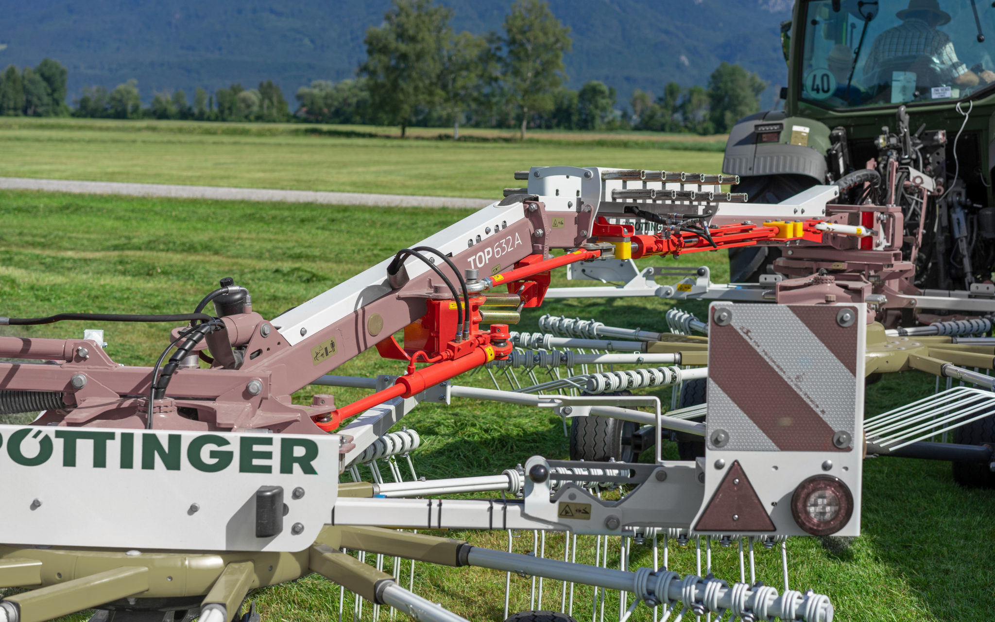 Flexible rake with Curvetech steering from Pottinger - Agriland.ie
