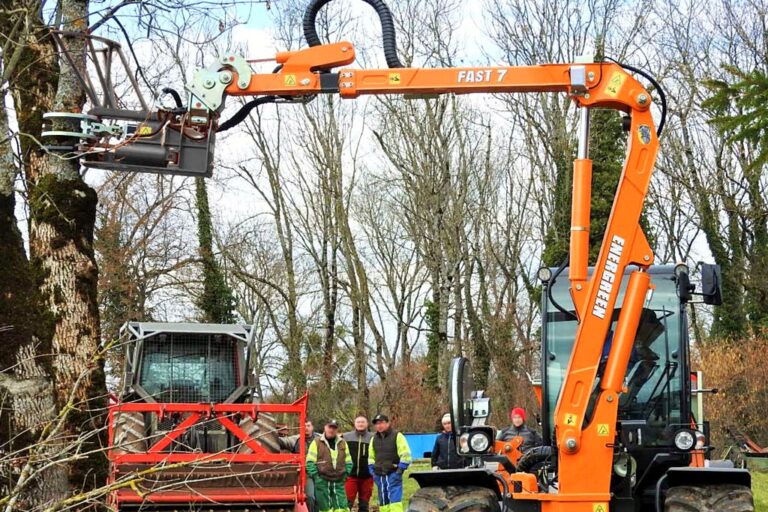 Self-propelled hedge cutter makes Irish debut - Agriland.ie