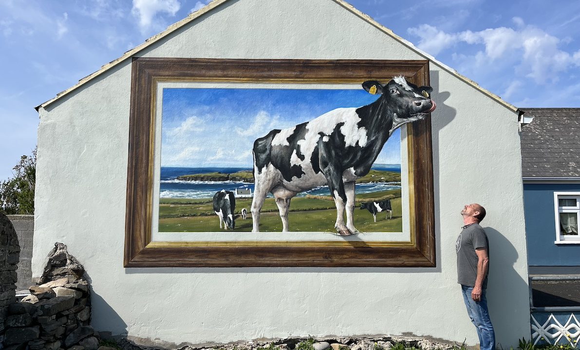 'Escaping cow' mural draws the crowds to Co. Clare - Agriland.ie