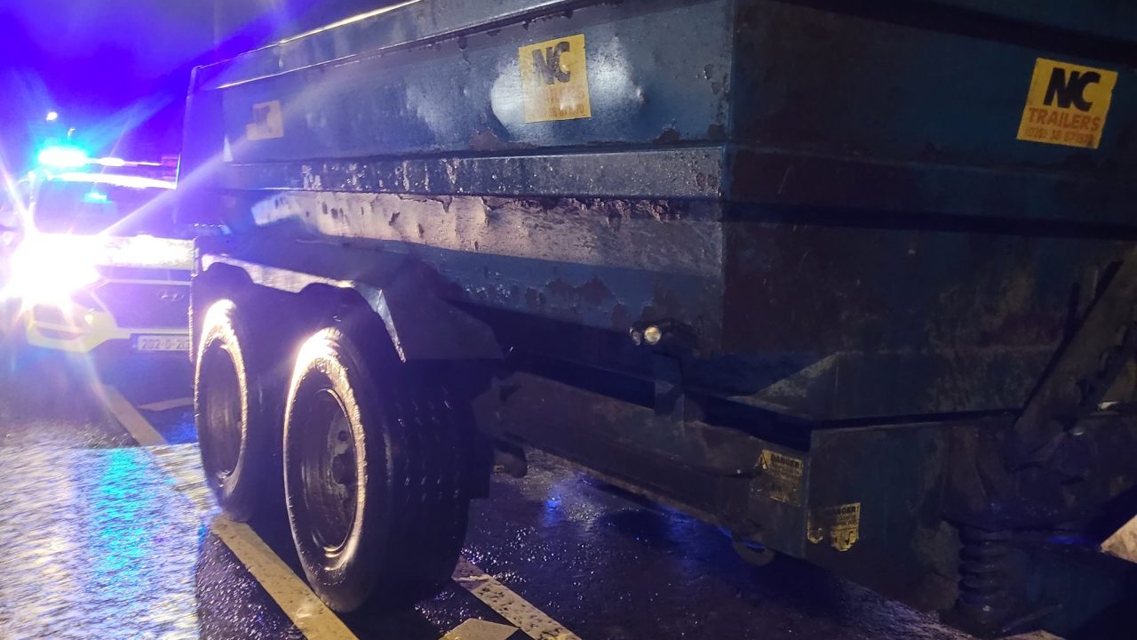 Roads policing unit stops tractor with no working lights on trailer ...